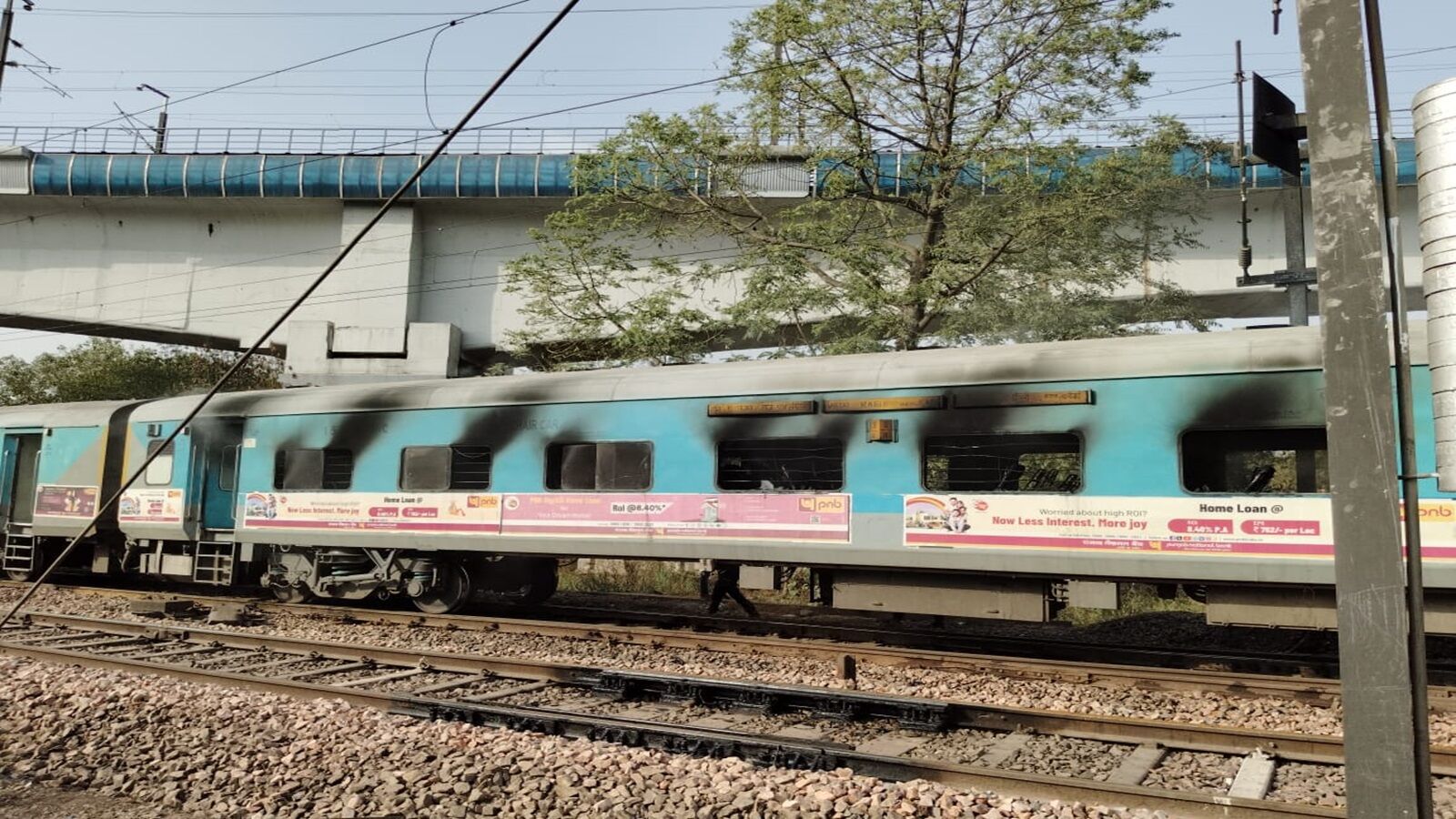 दिल्ली से झाँसी जा रही ताज एक्सप्रेस बनी बर्निंग | Taj Express going ...