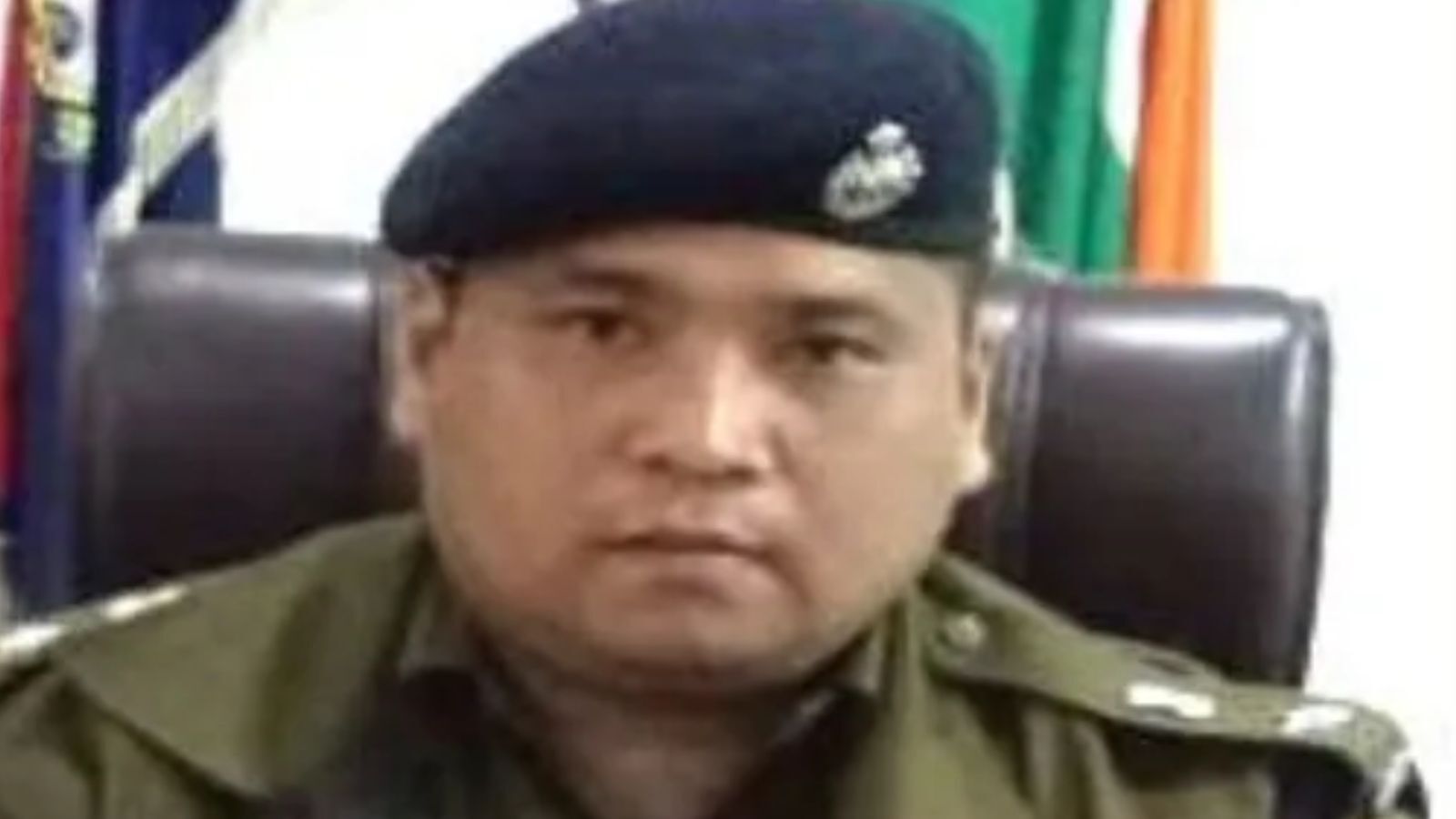 गम को झेल ना सका यह अफसर, बेड पर पड़ी पत्नी को देख खुद को मारी गोली ...