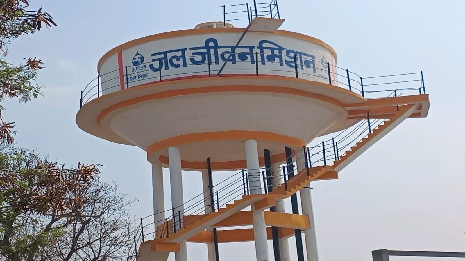 पानी की सजावटी टंकियां; सजावट तो है, पानी है या नहीं, पता नहीं ...