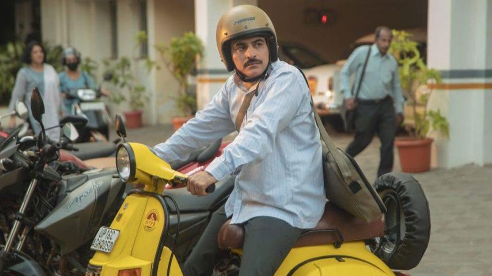 Tribhuvan Mishra: CA Topper Review: एक ऐसे शख्स की कहानी जो पूरी तरह ...